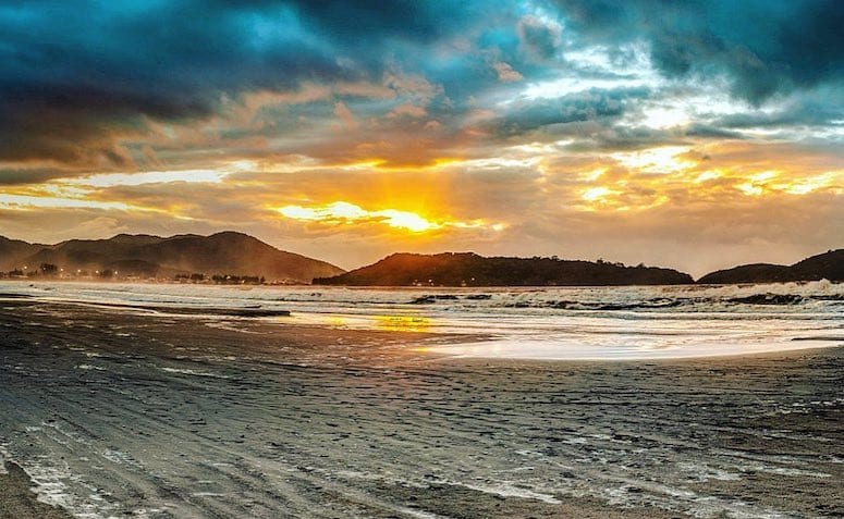 Praia da Pinheira: conheça os principais atrativos do paraíso catarinense