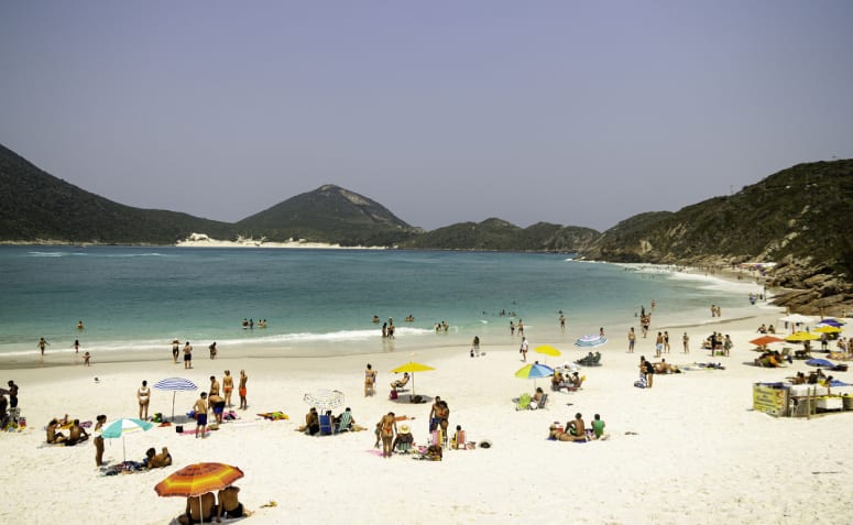 Pontal do Atalaia: guia da terceira praia mais bonita do Brasil