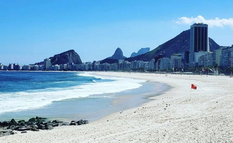Praia do Leme: o que fazer + fotos da atração da Cidade Maravilhosa