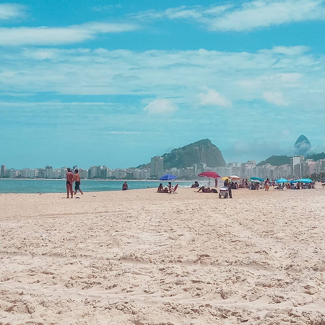 Praia do Leme: o que fazer + fotos da atração da Cidade Maravilhosa